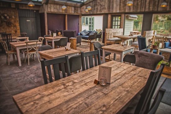 The thriving shopping spot in Broadwindsor with a big community spirit ...